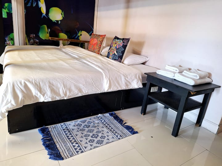 호스트가  한국인부부이며, 1층에 한국식당을 겸하고있고, 카오산과 6분거리,왕궁과 인접. - Bangkok