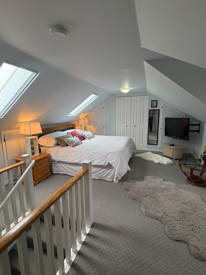 Charming Top-floor Retreat In The City - Oak Bay