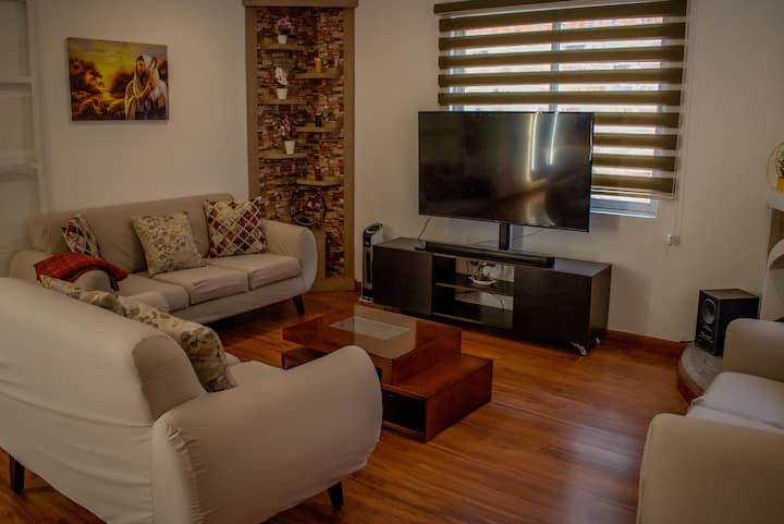 Casa En Cuenca +Piscina /Jacuzzi +Zona Exclusiva. - Cuenca