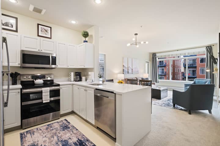 Beautiful 2br, 2ba Condo With Pool & Free Parking - Seattle, WA