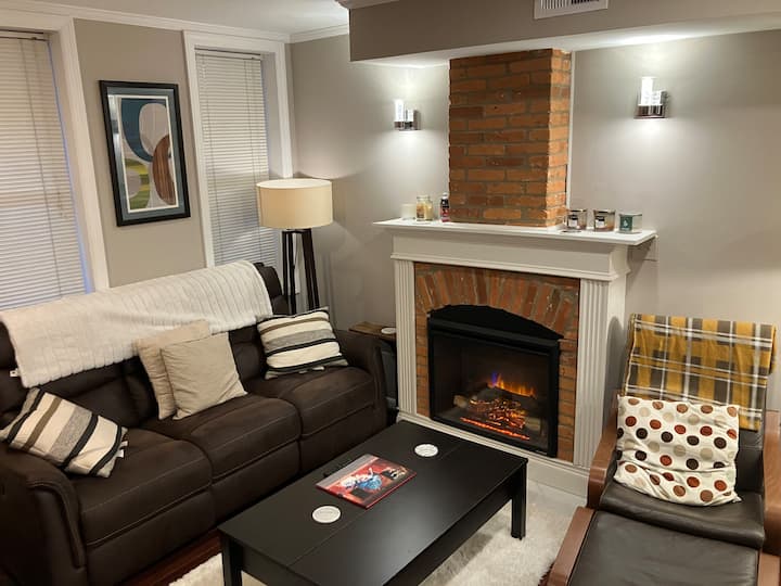 Cheerful Townhome W/ Fireplace & Private Bed/bath. - Baltimore