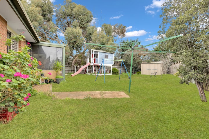 Warm And Spacious Family Home - Melbourne