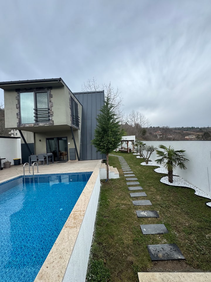 Doğa Içersinde Sıcak 
Havuzlu Jakuzili - Sapanca