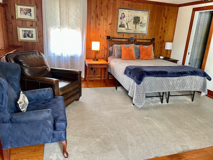 The Library In The Historic L.s. Blades House - Elizabeth City, NC