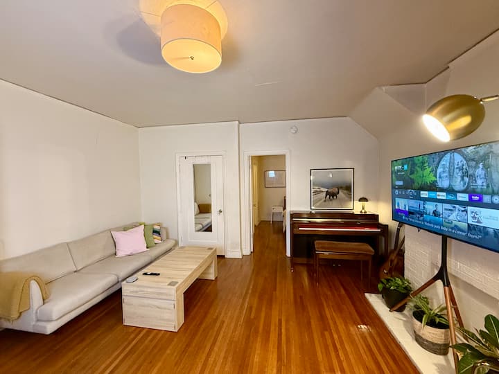 Entire Flat: Spacious & Stylish In Hollywood - Hollywood, CA