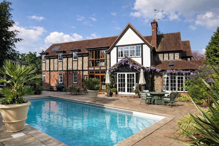 Luxury 8+bed Family Retreat / Pool & Hot Tub - Ruislip
