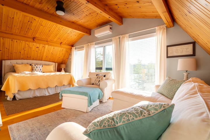 Red Horseshoe Retreat, 8 Person Ht, King, 3 Queen - Nova Scotia