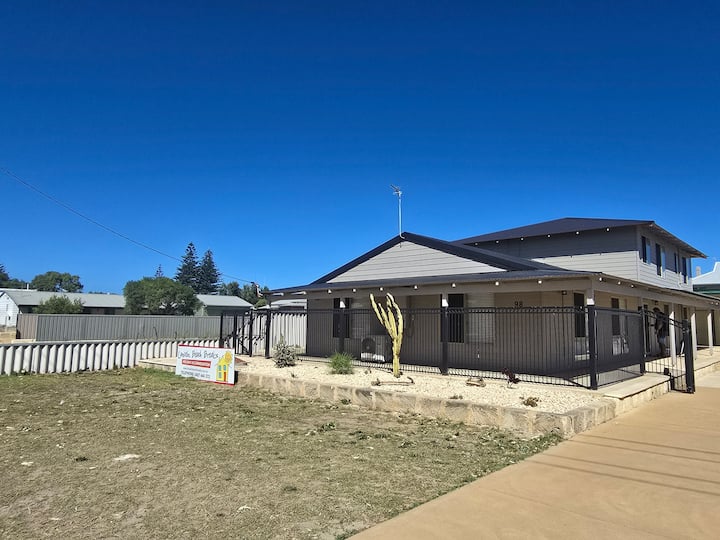 A Modern & Stunning 8-bedroom Home - Perfect For Larger Or Multiple Families. - Lancelin