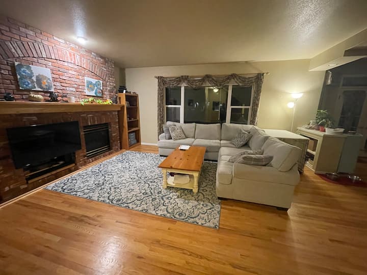 Private Bedroom And Bath In Spacious Home! - Thornton, CO