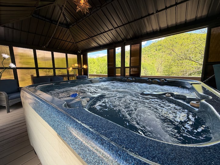 Serenity Views Retreat-hot Tub, Creek And Dogs! - Weaverville, NC