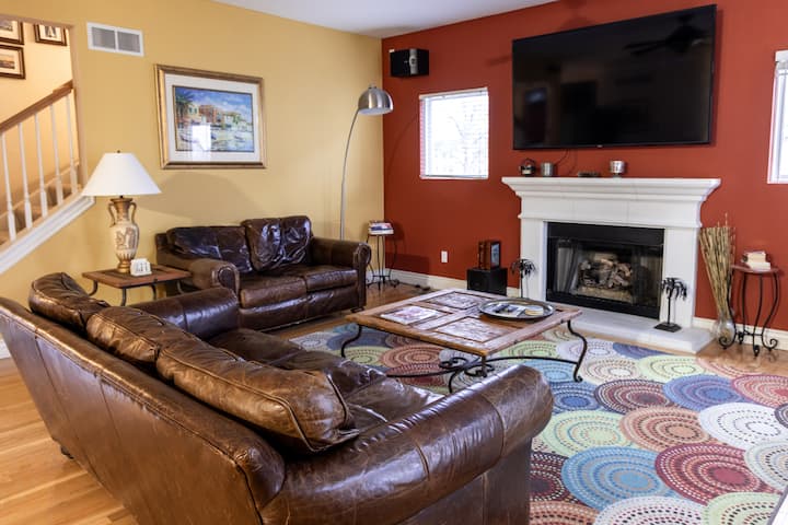 Cozy & Comfortable 3br* Hot Tub *Near Downtown Stl - St. Louis, MO
