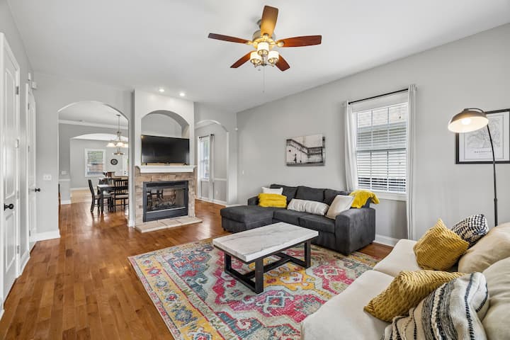 Cheerful 3-bedroom Close To Downtown Nashville - Nashville, TN