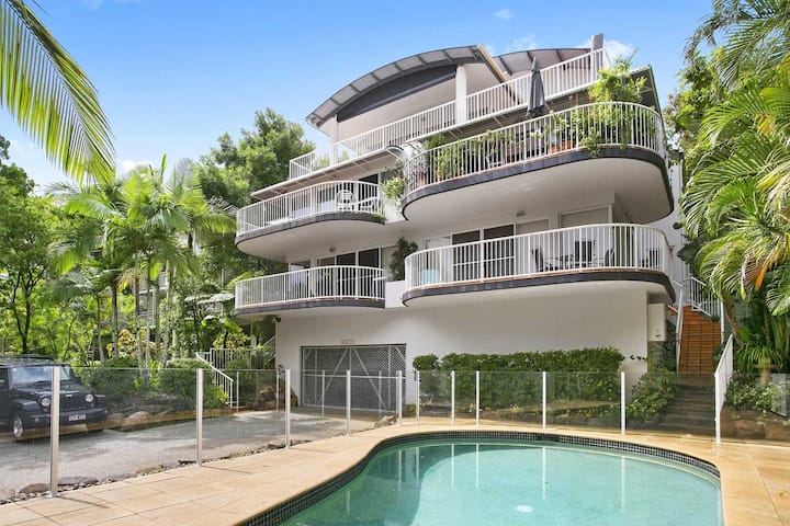 The Hilltop Noosa Retreat: Walk To Beach + Pool - Noosa Heads