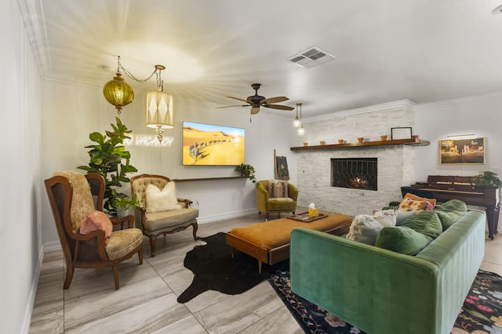 Iconic Luxe Villa. Heated Pool, Sauna & Movie Room