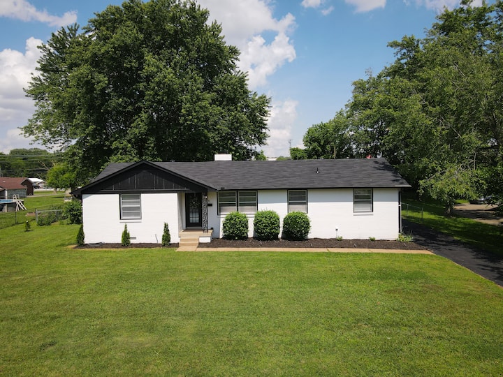 Escape To Clarksville's Chic Luxe 3br Home - Clarksville, TN