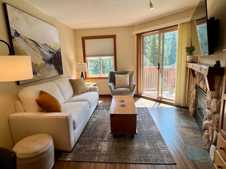Main Village, Ski-in/ski-out, Hot Tub, Condo - Sun Peaks