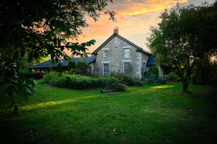 Stonefox Retreat: Acerage, Pond, Hot Tub & Sauna - Ontario