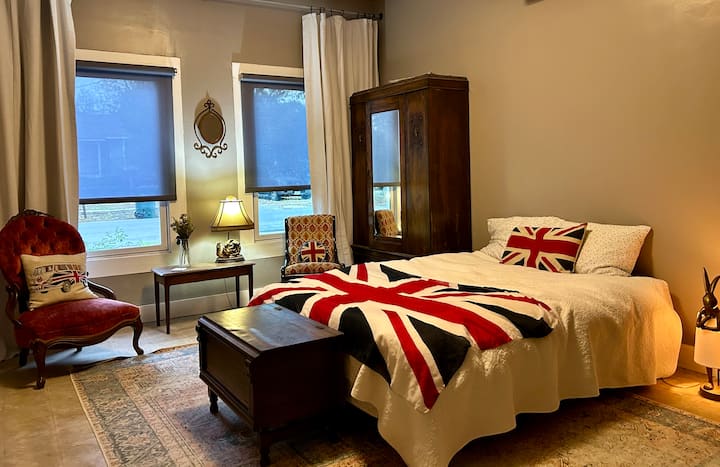 • Spacious Room & Bath In Eclectic Downtown Home • - San Marcos, TX