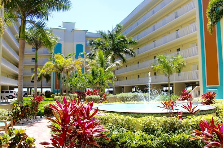 2 Family Beach Suite W/ Heated Pool & Spa - Treasure Island, FL