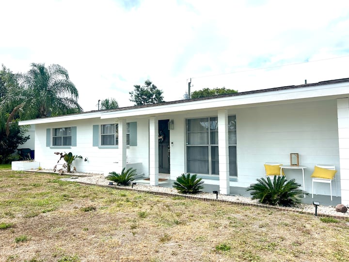 Bohemian Bungalow / Washer + Dryer / Private - Fort Myers, FL