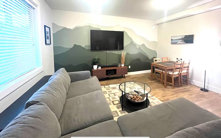 Modern Mountain Daylight Suite - Chilliwack
