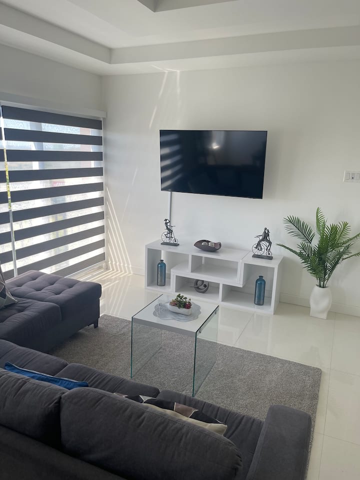 Spacious & Relaxing Retreat W/ Rooftop Pool - Kingston