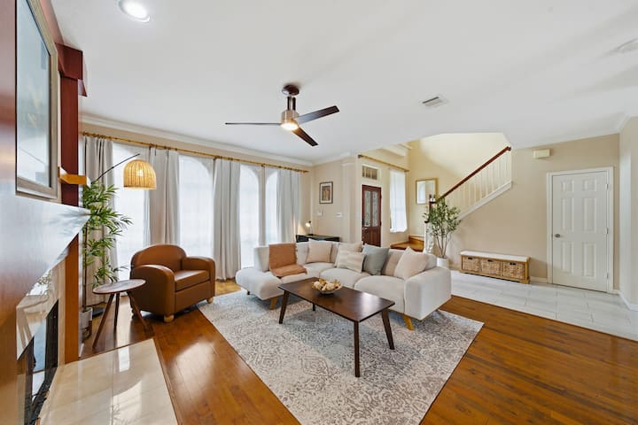 Sun-drenched 4br Midtown Oasis, Private Parking - Houston, TX
