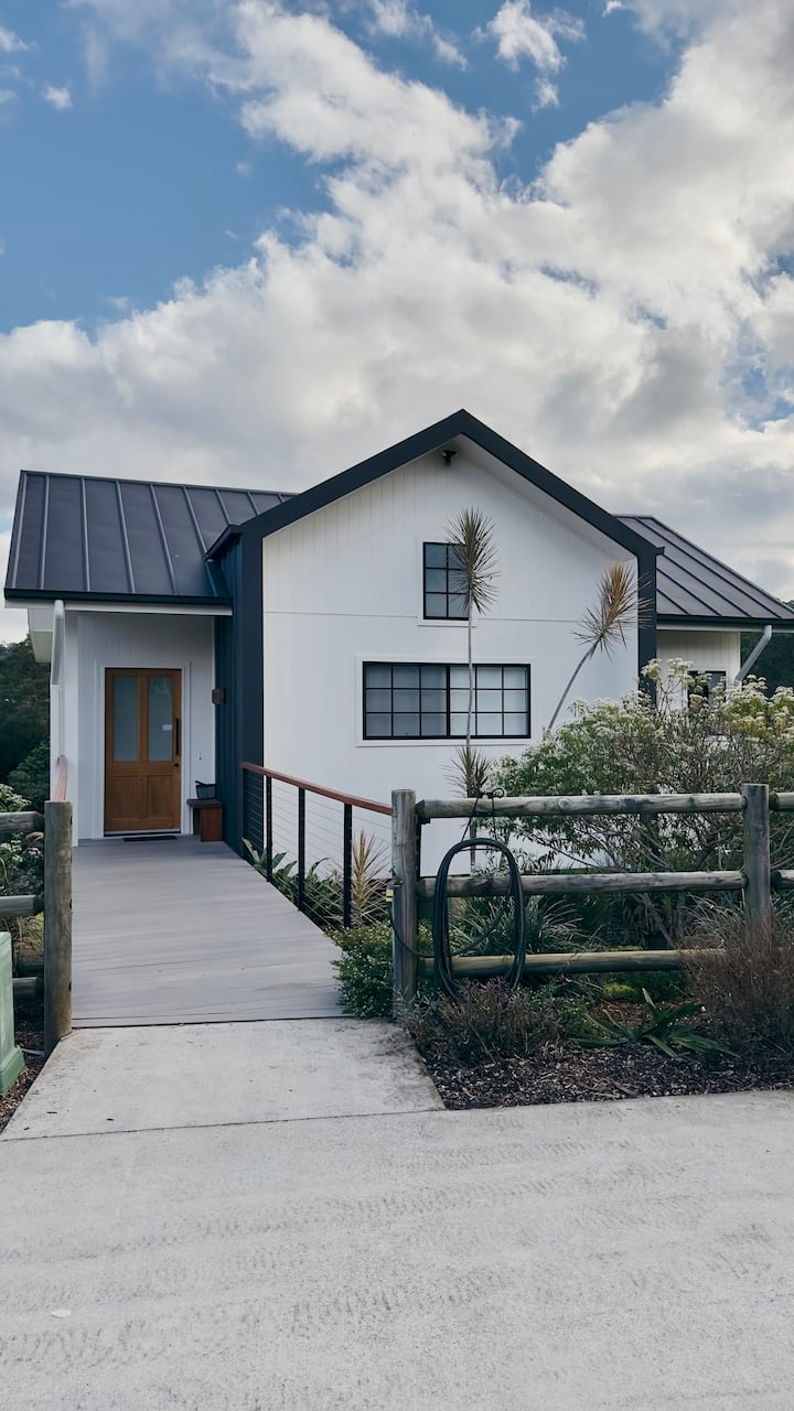 Farm Stay Cabin Near Australia Zoo - Glass House Mountains