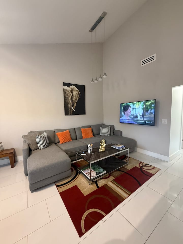 Modern Oasis 2 Bedroom Home - Davie, FL