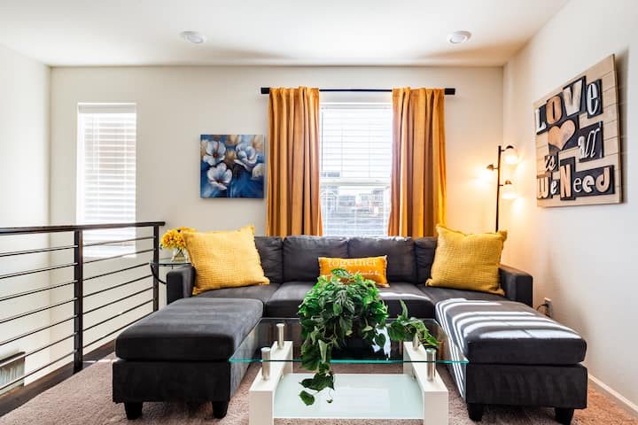 Modern Parker Townhome | Fireplace & Workspace - Parker, CO