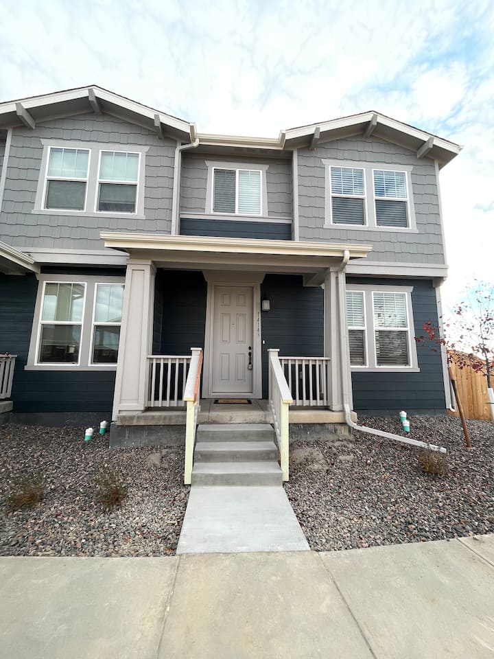 Modern Parker Townhome | Fireplace & Workspace - Parker, CO