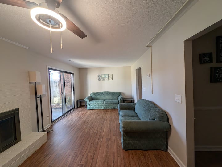 Sweet Townhome Winston-salem 2br 2.5bt & Patio - Winston-Salem, NC
