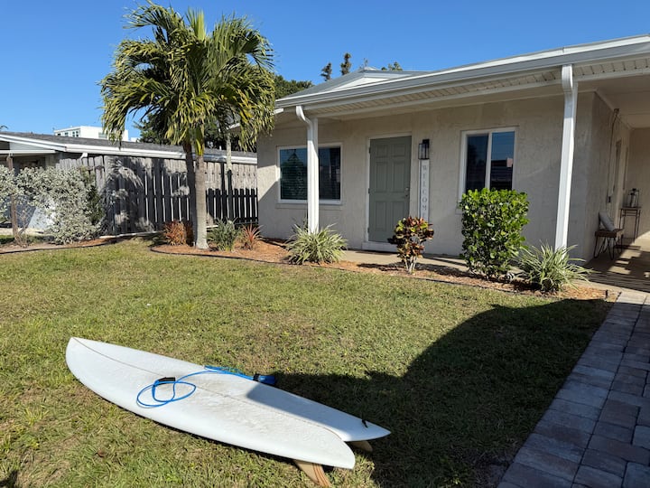 Cozy 2br Bungalow, 1 Block From Beach W/ Home Gym - Cocoa Beach, FL