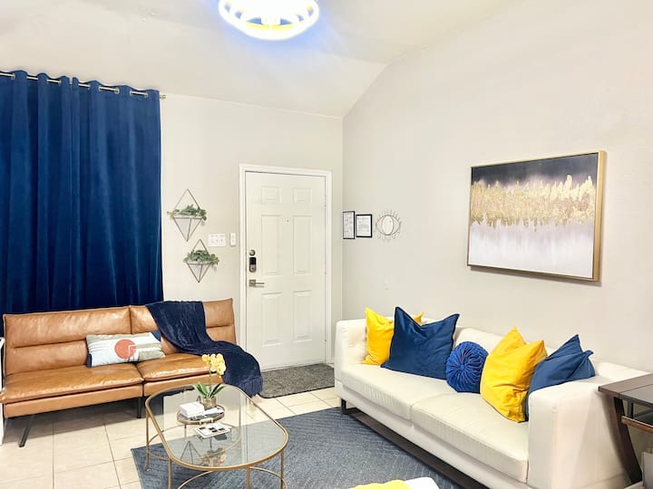 Modern Stay W King Bed-free *5 Mins Walk To At&t - Arlington, TX