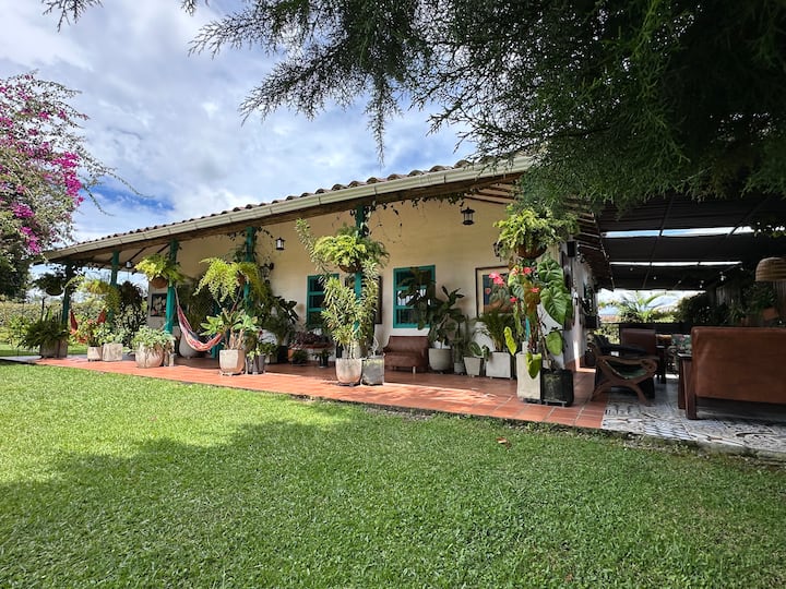 Peaceful Stay With Beautiful Gardens, Llanogrande - Rionegro