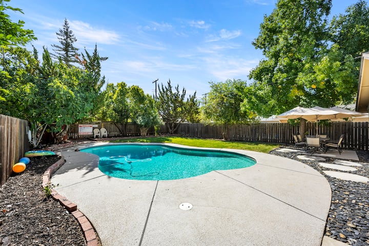 Charming 3 Bedroom Roseville Home With Pool - Roseville, CA