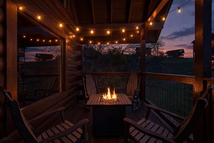 Pigeon Forge Lux Cabin - Views, Hot Tub, Gameroom - Sevierville, TN
