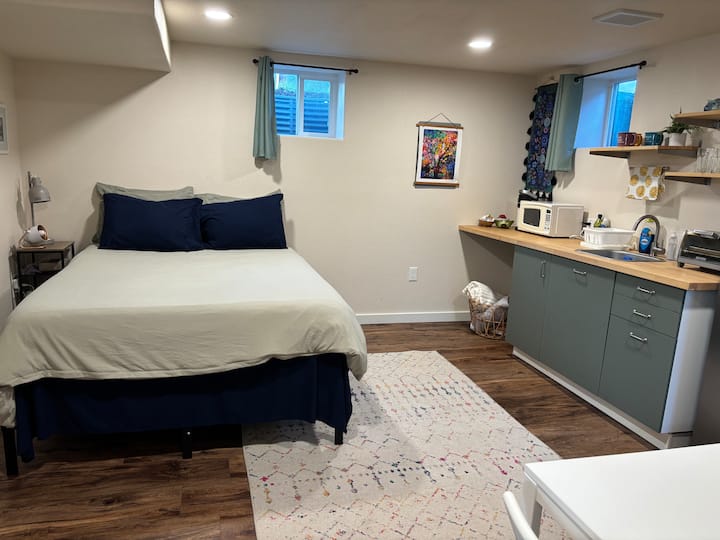 Central Salem Hideaway Studio - Salem, OR