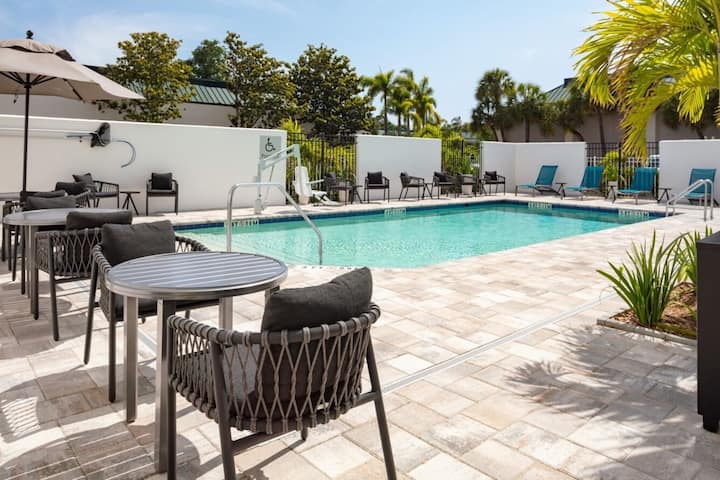 Vacation Is Calling! Free Breakfast, Free Parking - Clearwater, FL