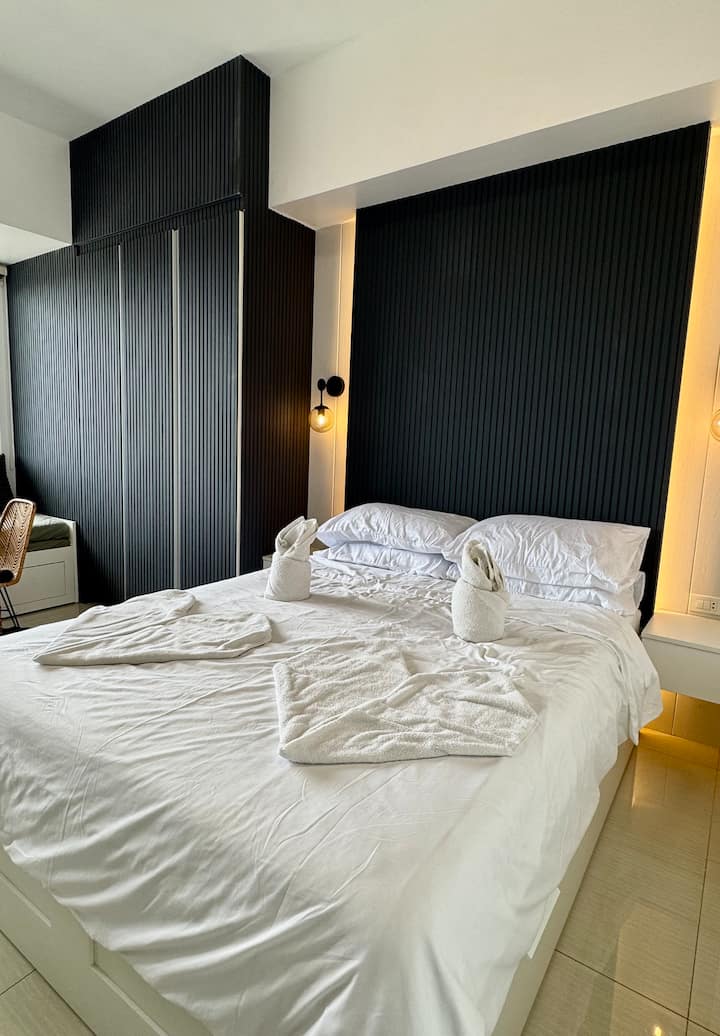 Lovely Condo At Calyx Residences Ayala (12n) - Cebu