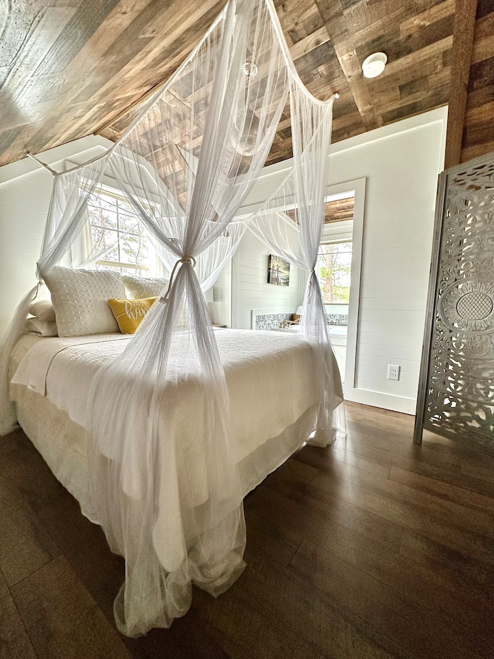 Romantic Luxury Treehouse With Jacuzzi Tub - Dahlonega, GA