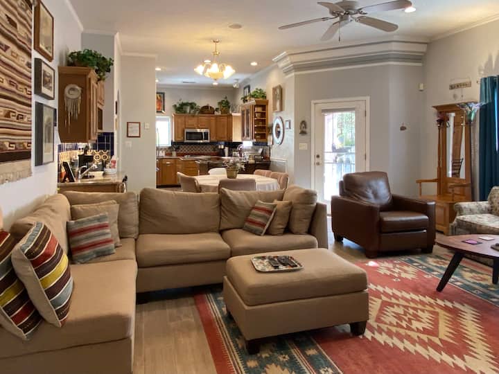 Jack And Queen Rooms - Las Cruces, NM