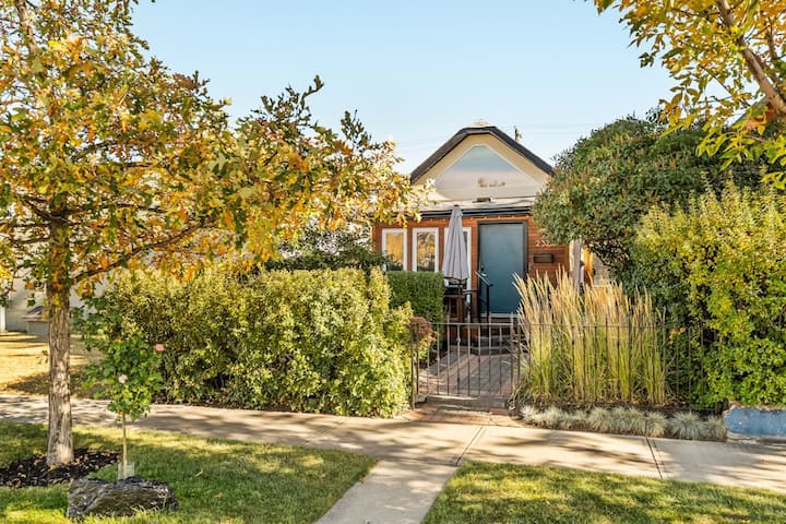 Bridgeland House - Unique, Modern, City View & A/c - Calgary