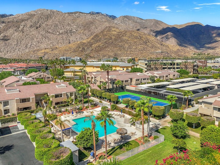 Steps To Downtown • Disco Inspired Condo • 2 Pools - Palm Springs, CA