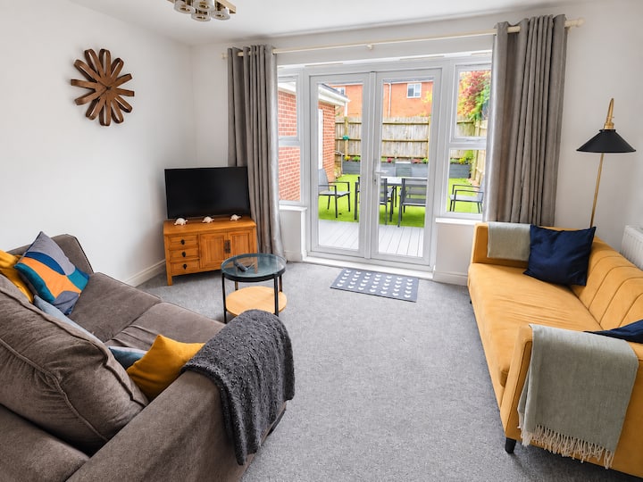 5-bed Chichester Home | Goodwood & Parking - West Sussex