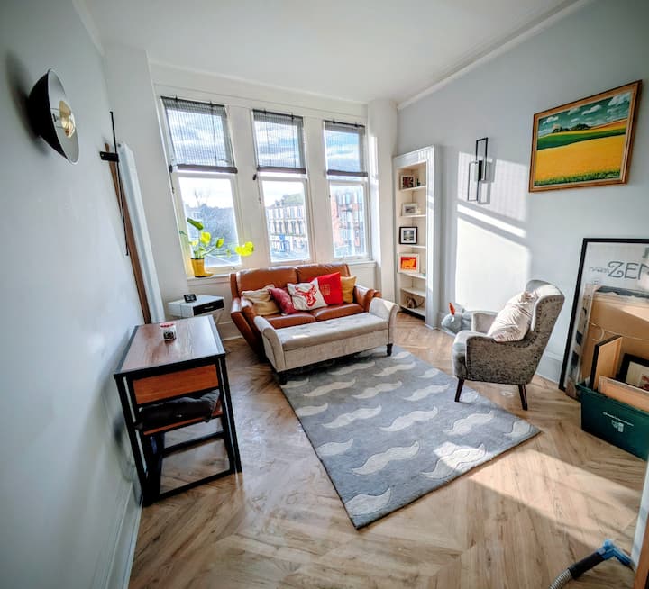 Quiet South Facing 1-bed Apt. Nr Cessnock Subway - Glasgow