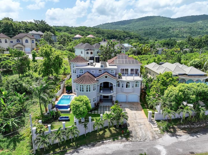 Mosaic Villa, Pool, Jacuzzi, Incl Daily Trans. - Montego Bay