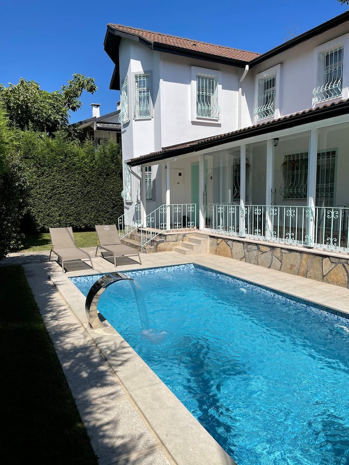 Sapanca’da Havuzlu ŞıK Villa Sofhan Kırkpınar - Sapanca