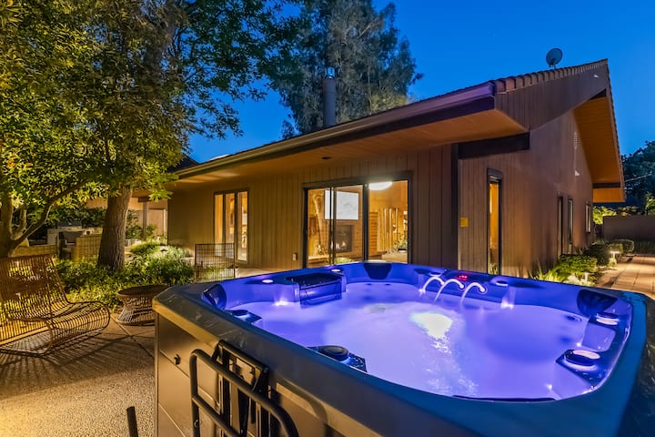 Boutique Art House | Spa, Atrium + Ev Charger - Fresno, CA