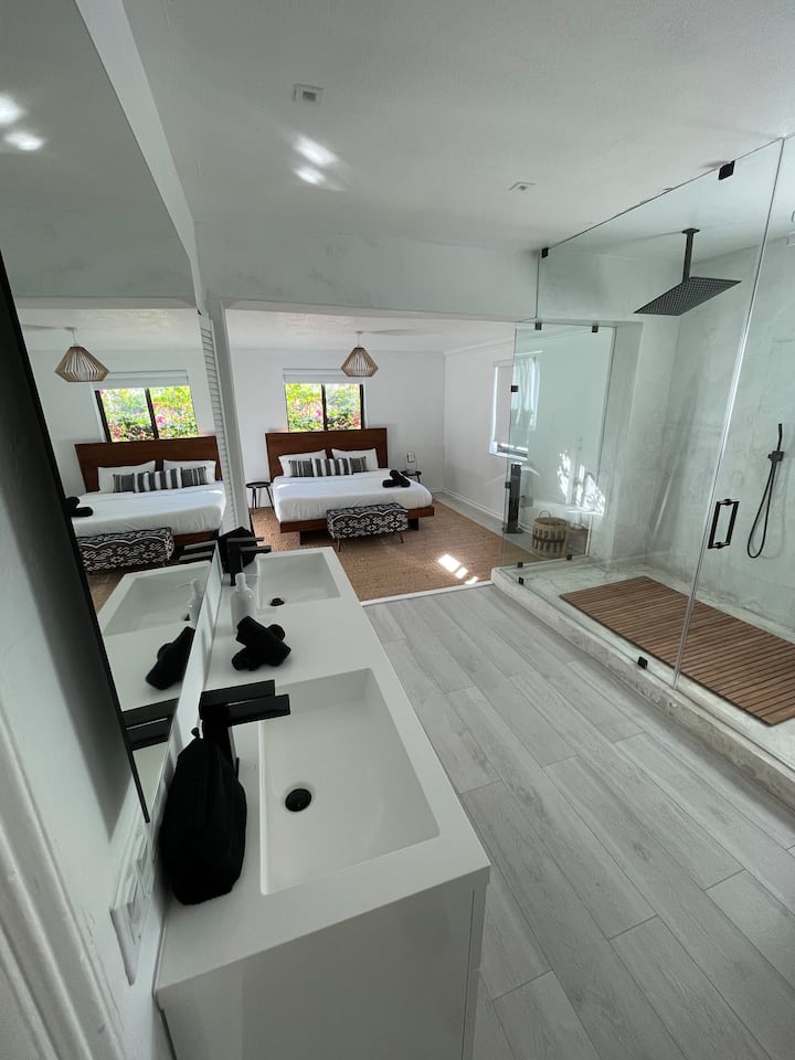 Beautiful Design District Tropical Bungalow 3/3 - Miami, FL